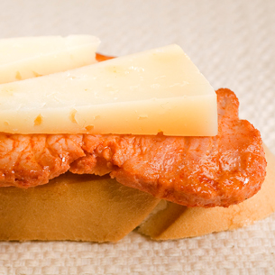 Spanish tapas recipe: Marinated loin of Ibérico pork with Roncal cheese ...