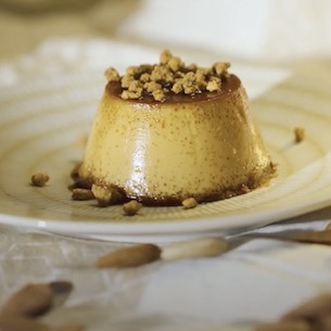 Video recipe: Turrón crème caramel with breaded almonds